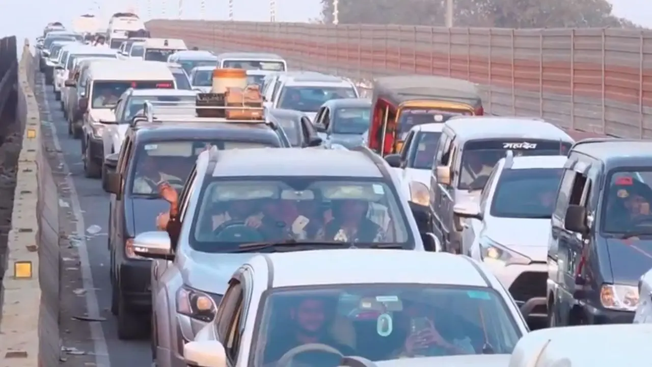 ‘World’s biggest traffic jam’: Pilgrims going to Maha Kumbh stuck in ...
