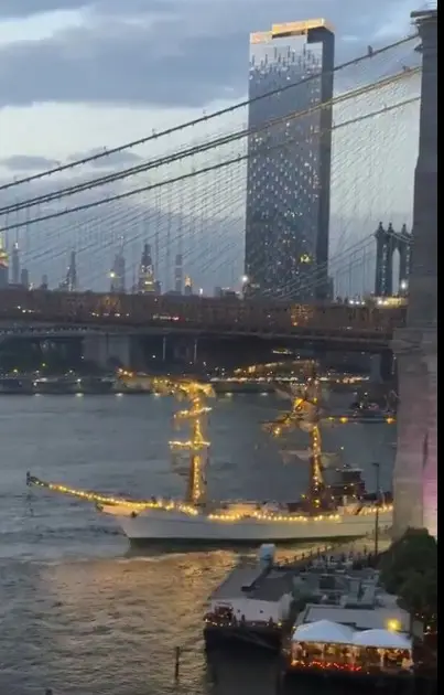 Mexican Navy Ship hits Brooklyn Bridge, 22 people injured