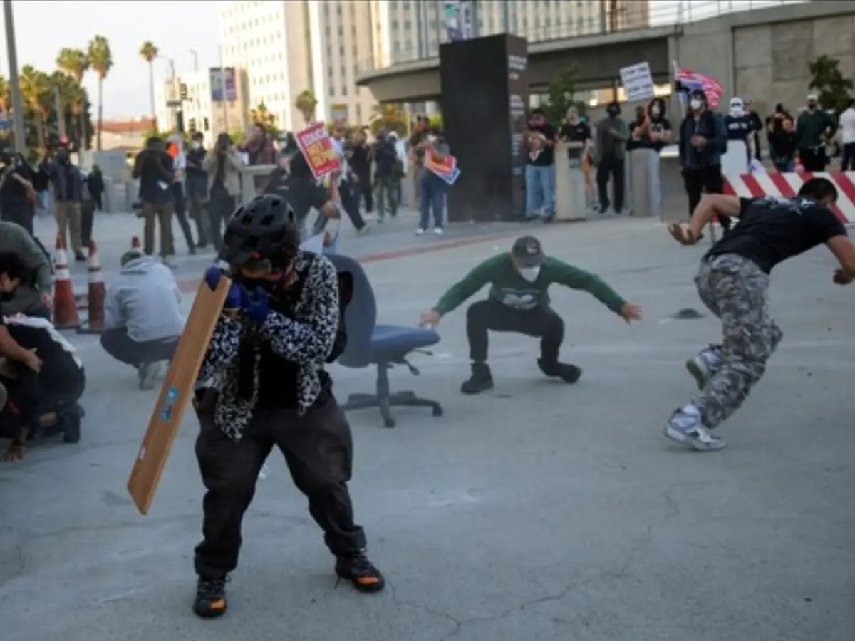 Immigration raids in Los Angeles: Protestors clash with ICE agents ...