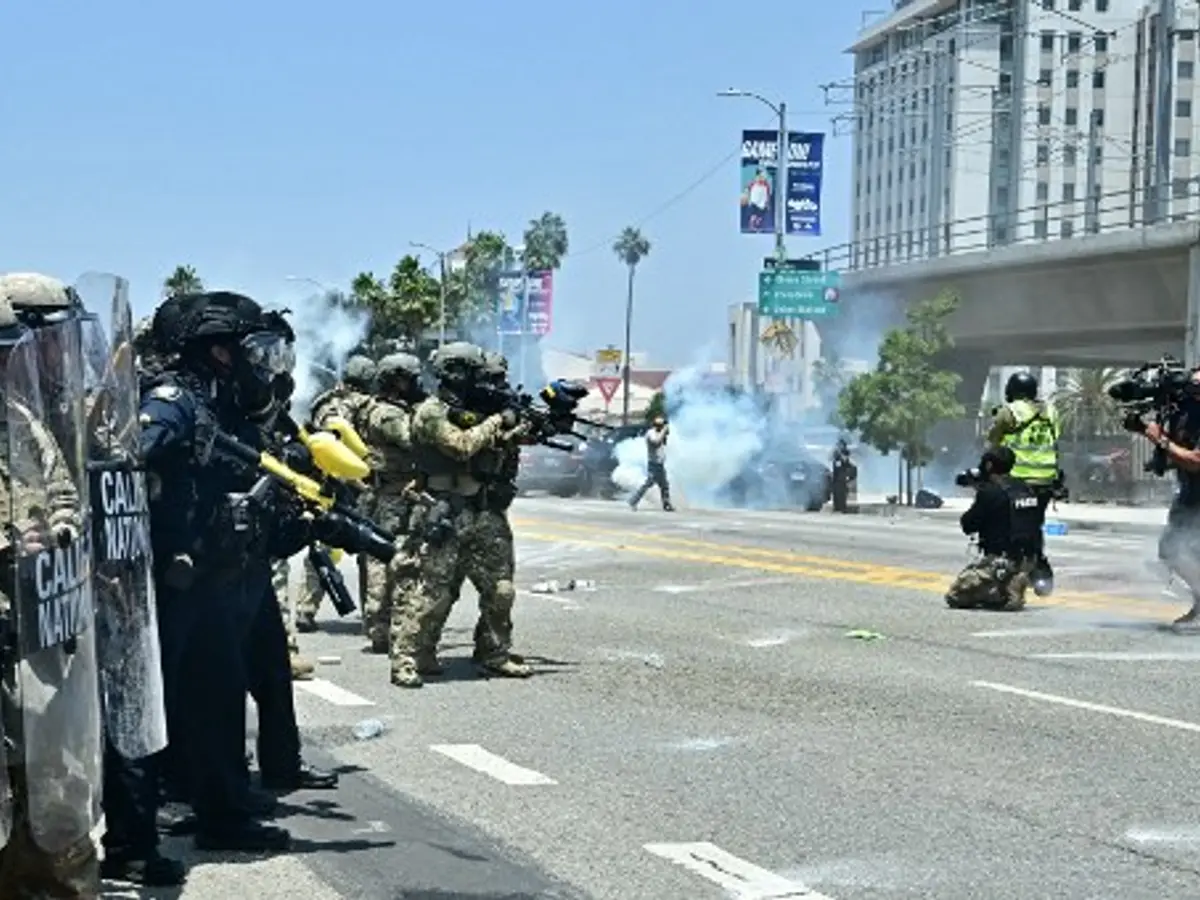 Protesters vs US National Guard in Los Angeles: Cars set on fire as ...