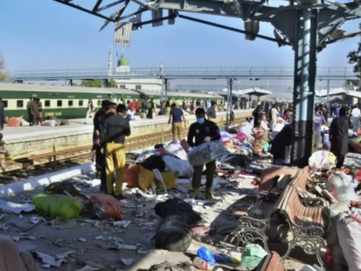 Pakistan: Suicide attack in Khyber Pakhtunkhwa kills 13 soldiers ...