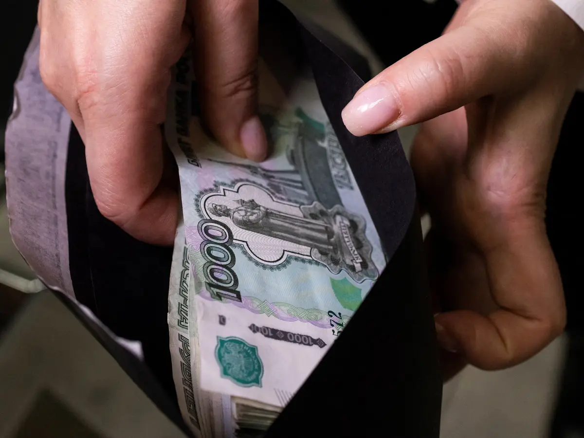 Russia foreign currency inflows shrink as trade shifts to ruble payments
