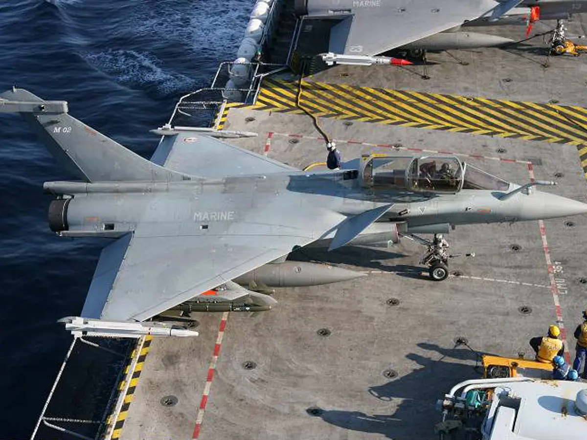 How fighter jets land on a moving ship in middle of the ocean? Tech ...