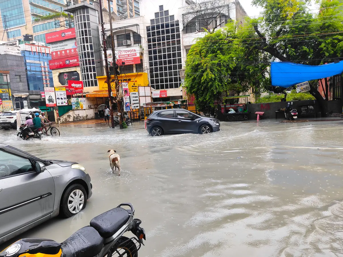 Waterlogging, traffic chaos in Delhi after fresh spell of heavy rain lashes NCR; IMD issues 'Red ...