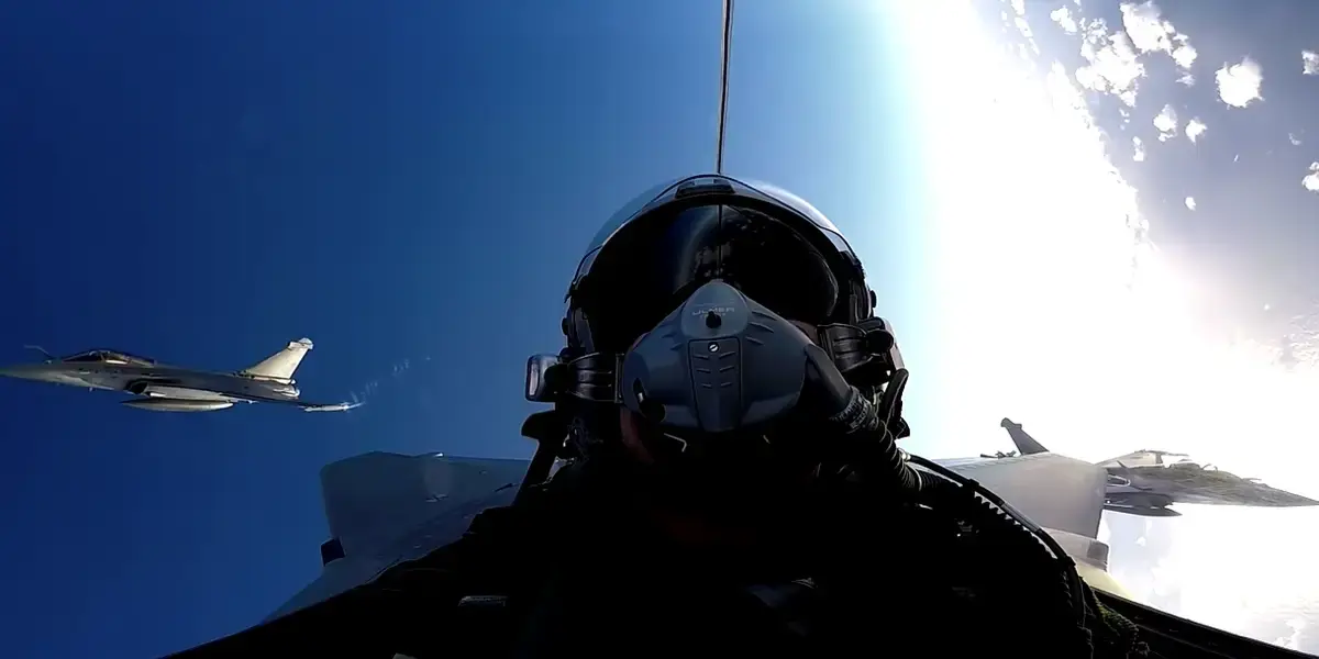 From analogue to digital cockpits in fighter jets: The evolution of ...