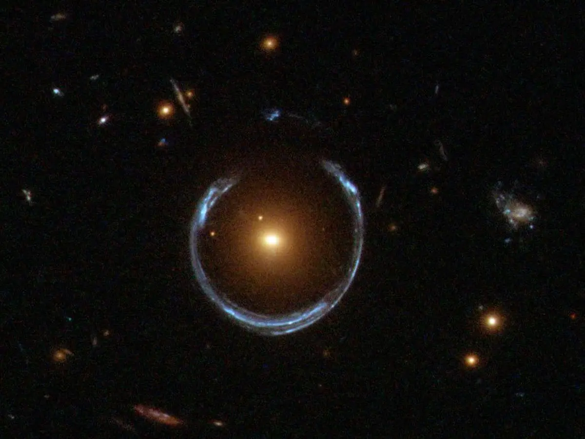 How gravity creates Einstein Ring's optical illusion?