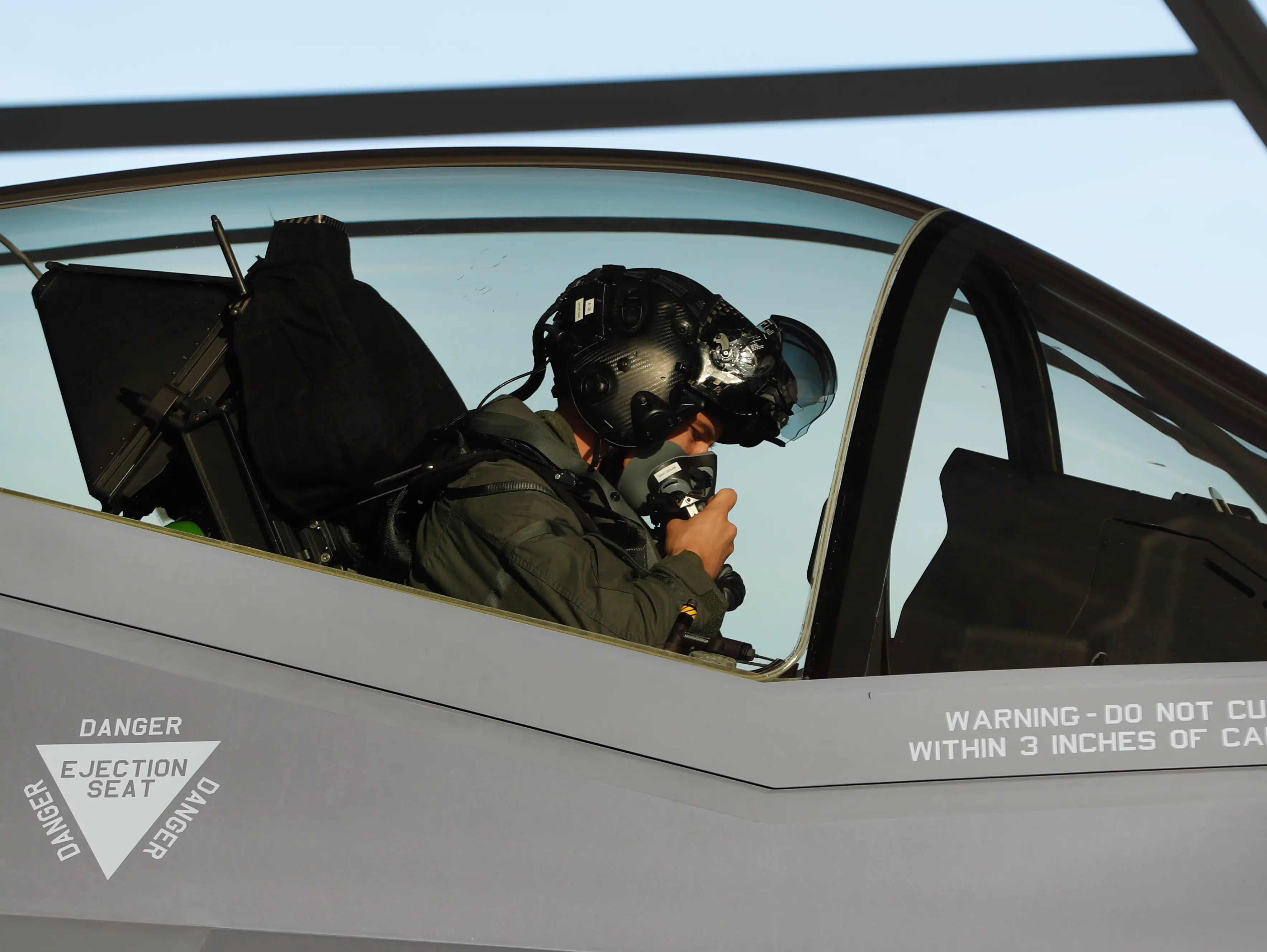 Why fighter jets don’t have windshield wipers?