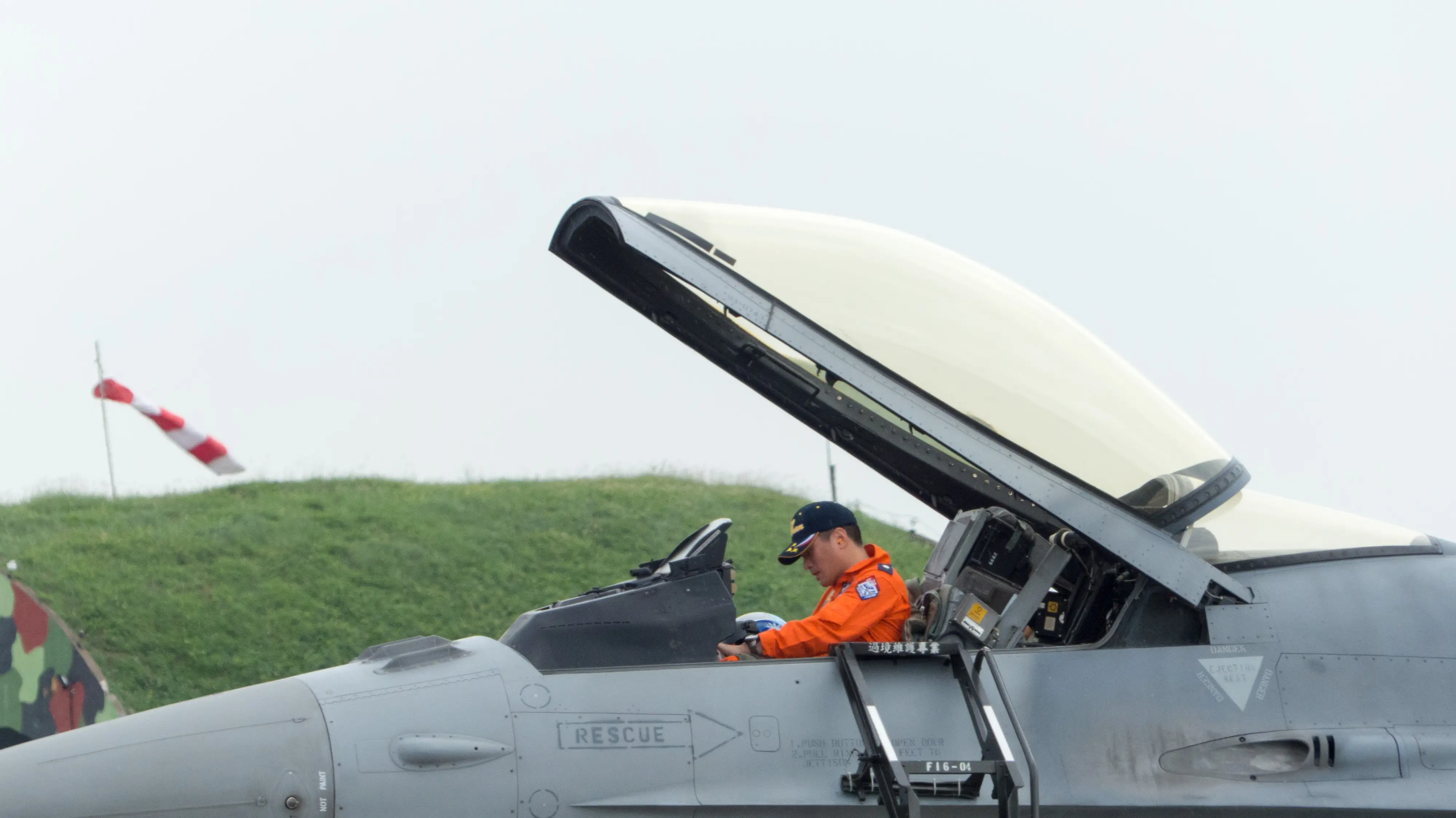 What happens if a fighter jet canopy fails mid-air?