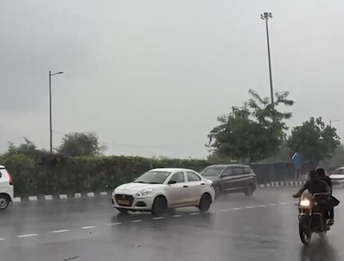 IMD issues 'Red Alert' for Delhi as heavy rains lash NCR, airlines warn ...