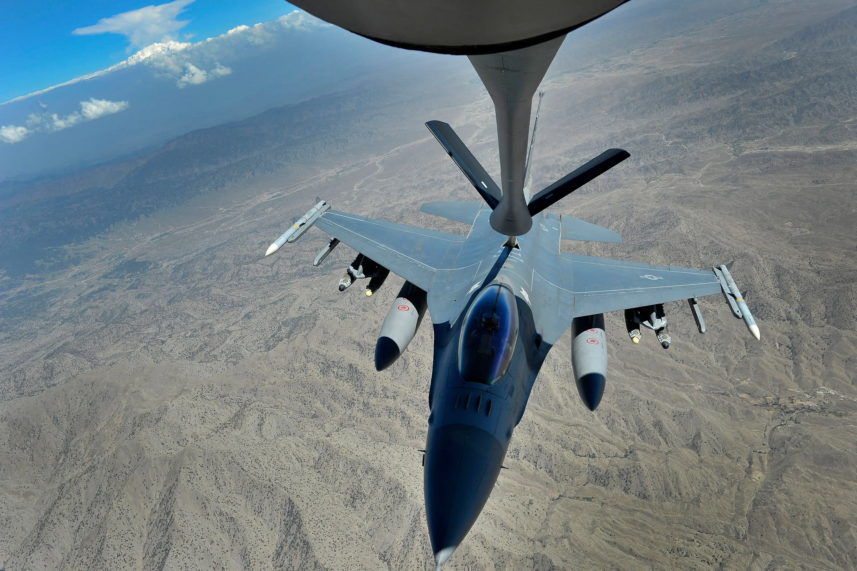 How fighter jets refuel mid-air at supersonic speed and high altitude?