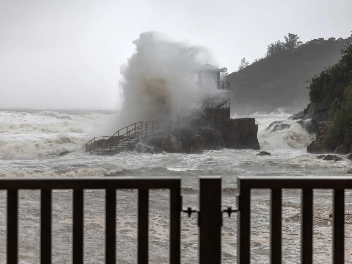 Super Typhoon Ragasa slams Hong Kong; Schools, offices shut as China ...