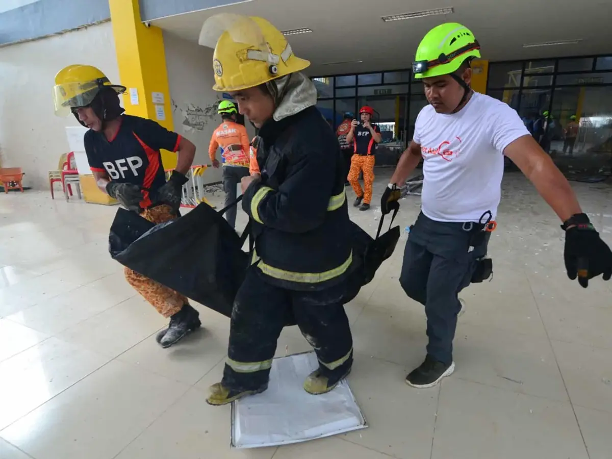 ‘People buried under rubble’: Philippines quake death toll rises to 26 ...