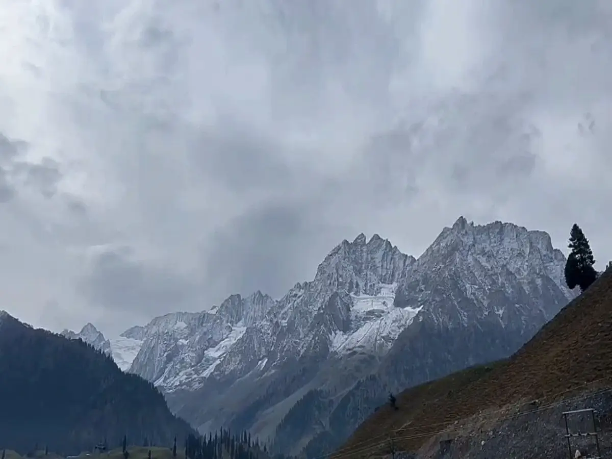 Early onset of Winter in JK, higher reaches receive fresh snowfall
