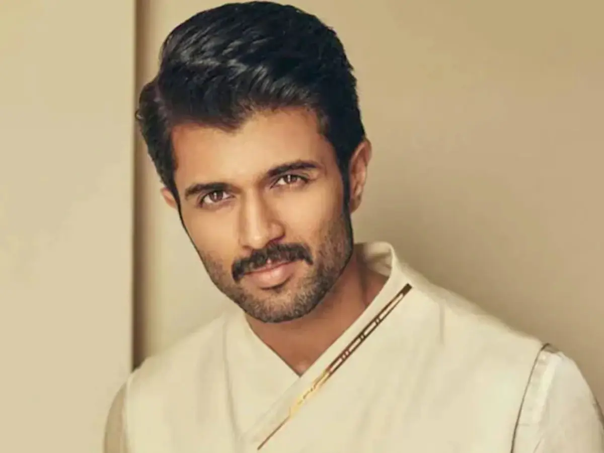 Vijay Deverakonda escapes serious mishap near Undavalli in Andhra Pradesh