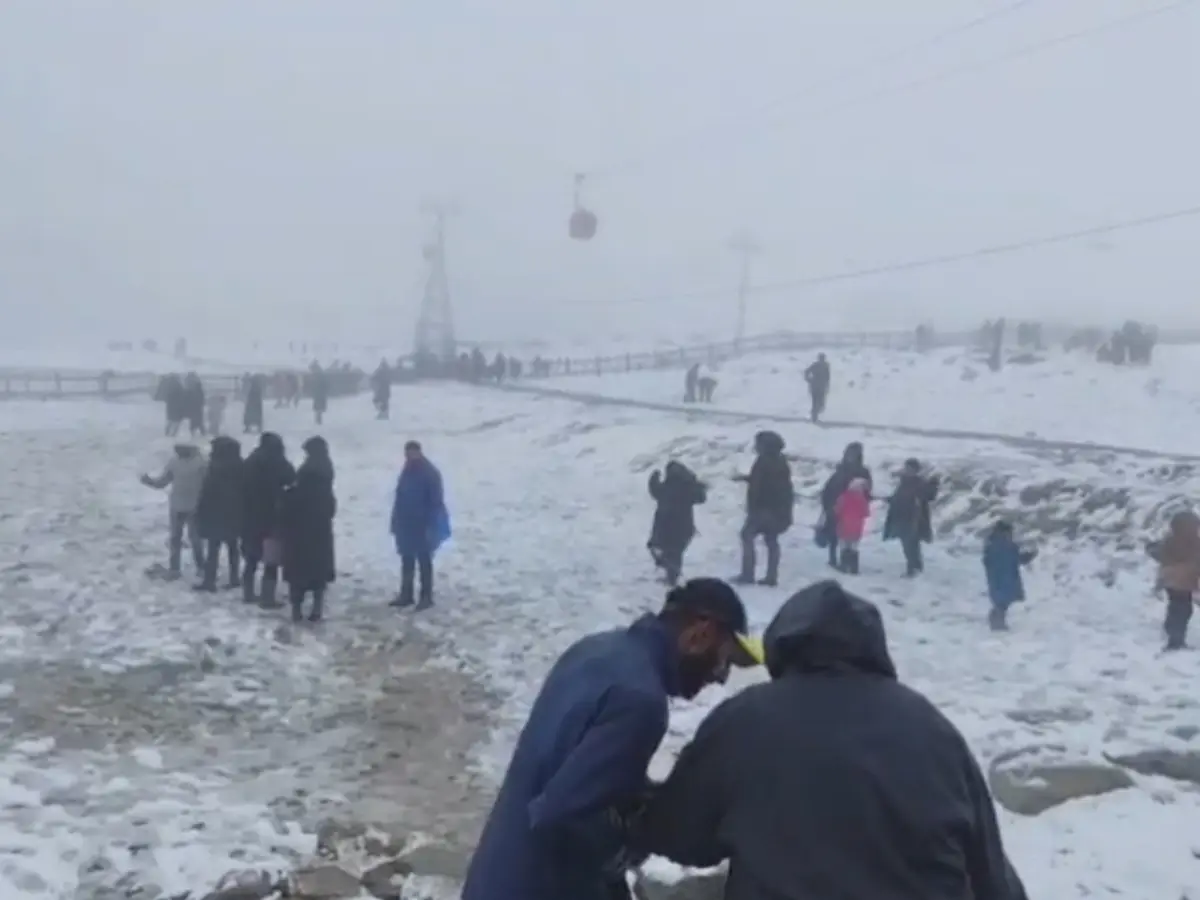 Kashmir welcomes winter early: First snowfall turns popular ...