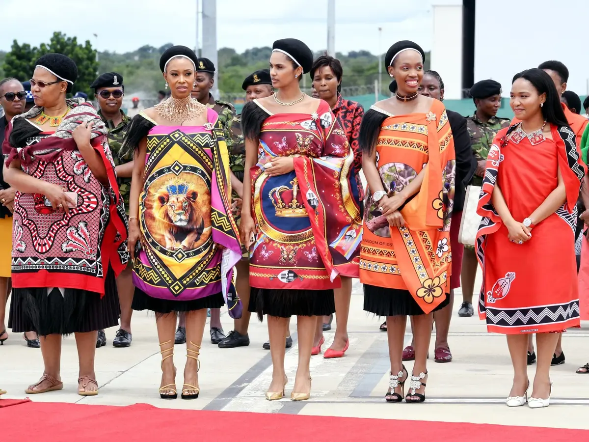 15 wives, 100 servants and 30 kids: Viral video of African king’s ...