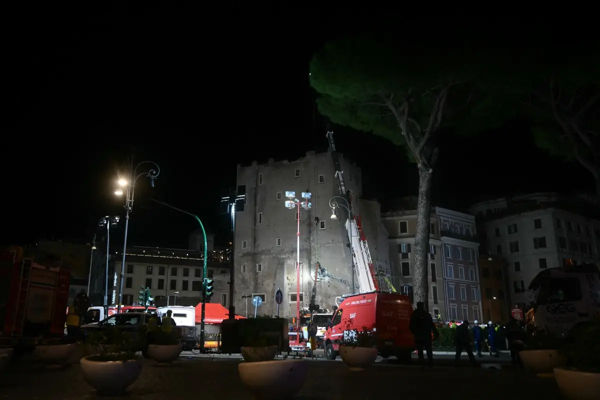 Rome’s 13th-century tower 'Torre dei Conti' collapses; one worker ...