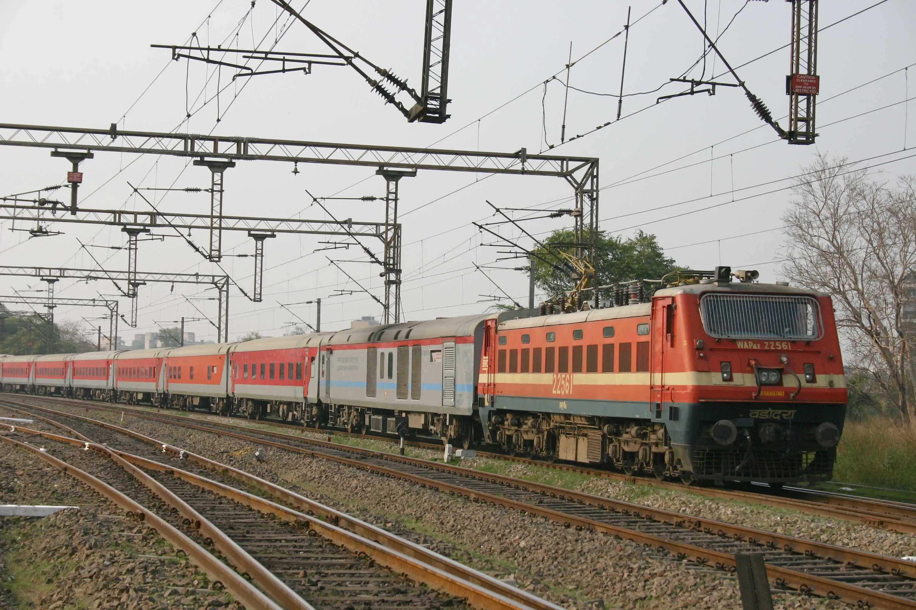 Rajdhani vs Duronto: Which train is faster?