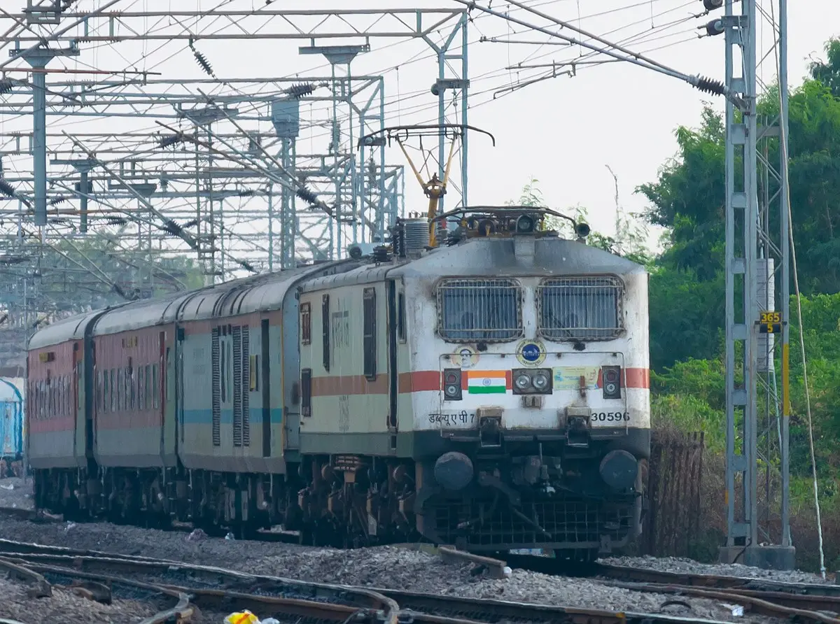 Rajdhani vs Duronto: Which train is faster?