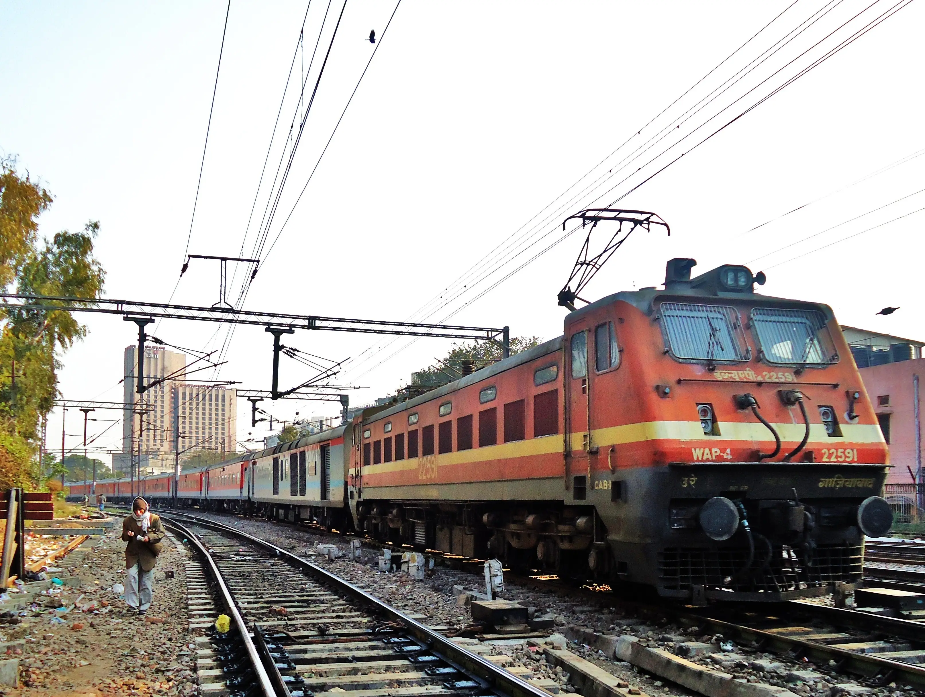 Rajdhani vs Duronto: Which train is faster?