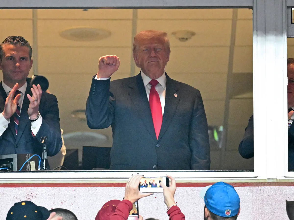 WATCH | Crowd cheers and jeers US President Trump during Commanders ...
