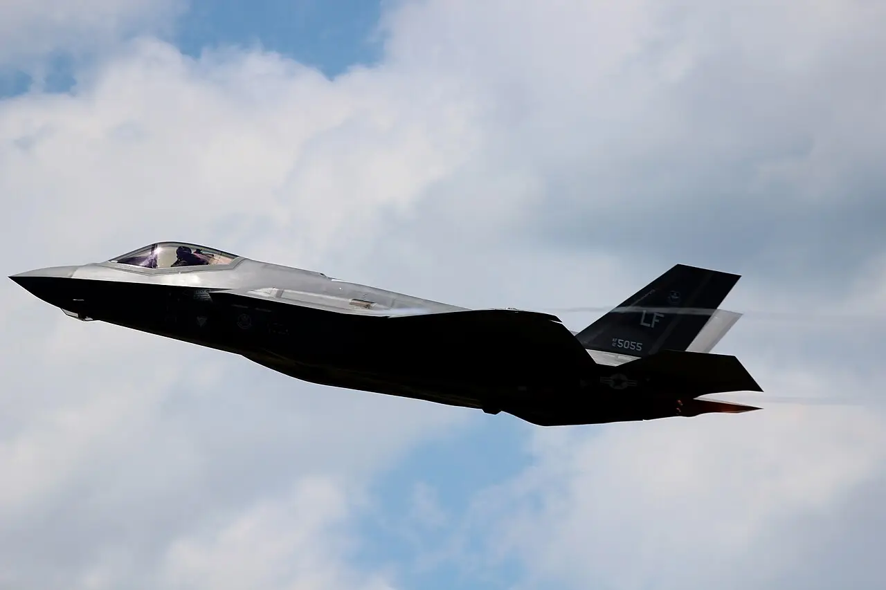 How the F-35 fighter jet creates a real-time 3D map of the battlefield