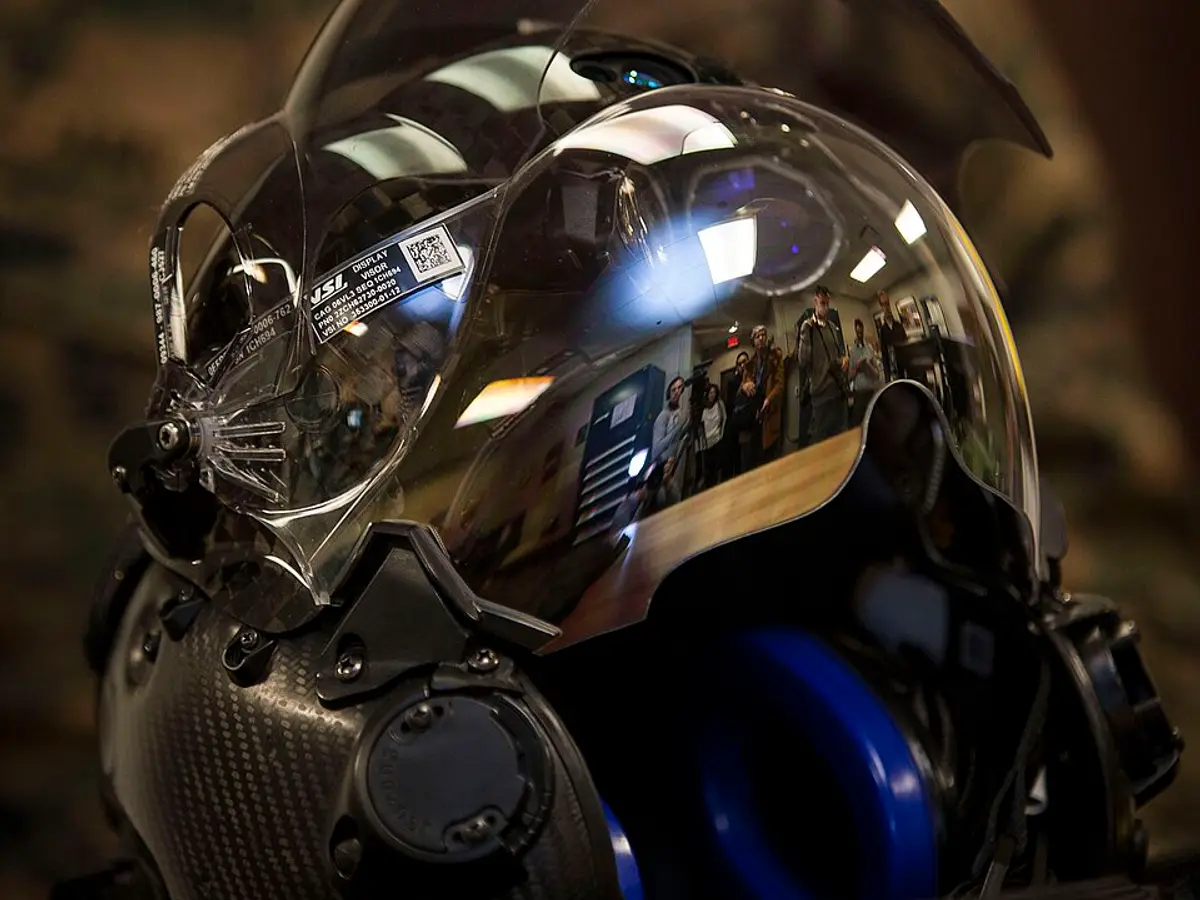 What makes the F-35 fighter jet pilot helmet worth $400,000?