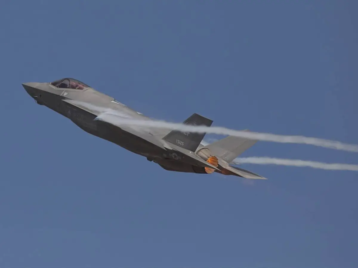 How the F-35 fighter jet sees through clouds, fog and darkness