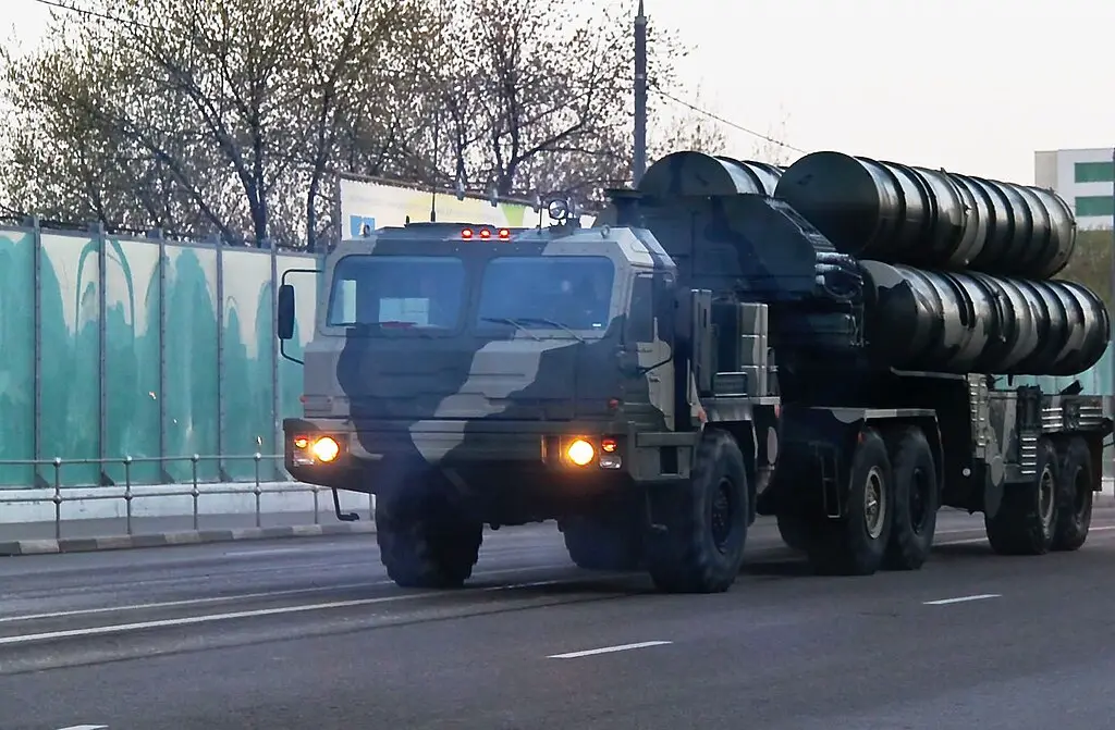Can S-400 detect and intercept satellites in space?