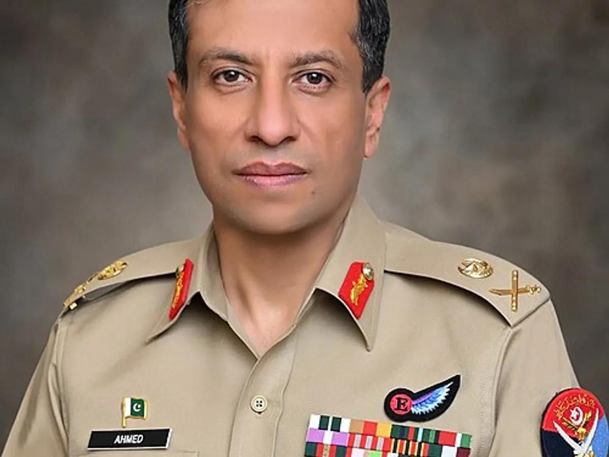 Did Pakistan Army spokesperson wink at female journalist? Netizens ...