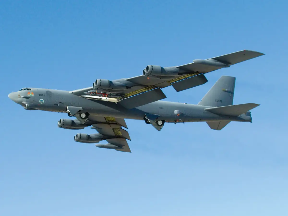 How long the B-52 bomber can fly with air refuelling?