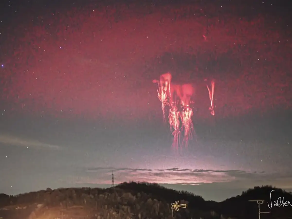 Rare lighting event captured on camera shows two atmospheric phenomena ...