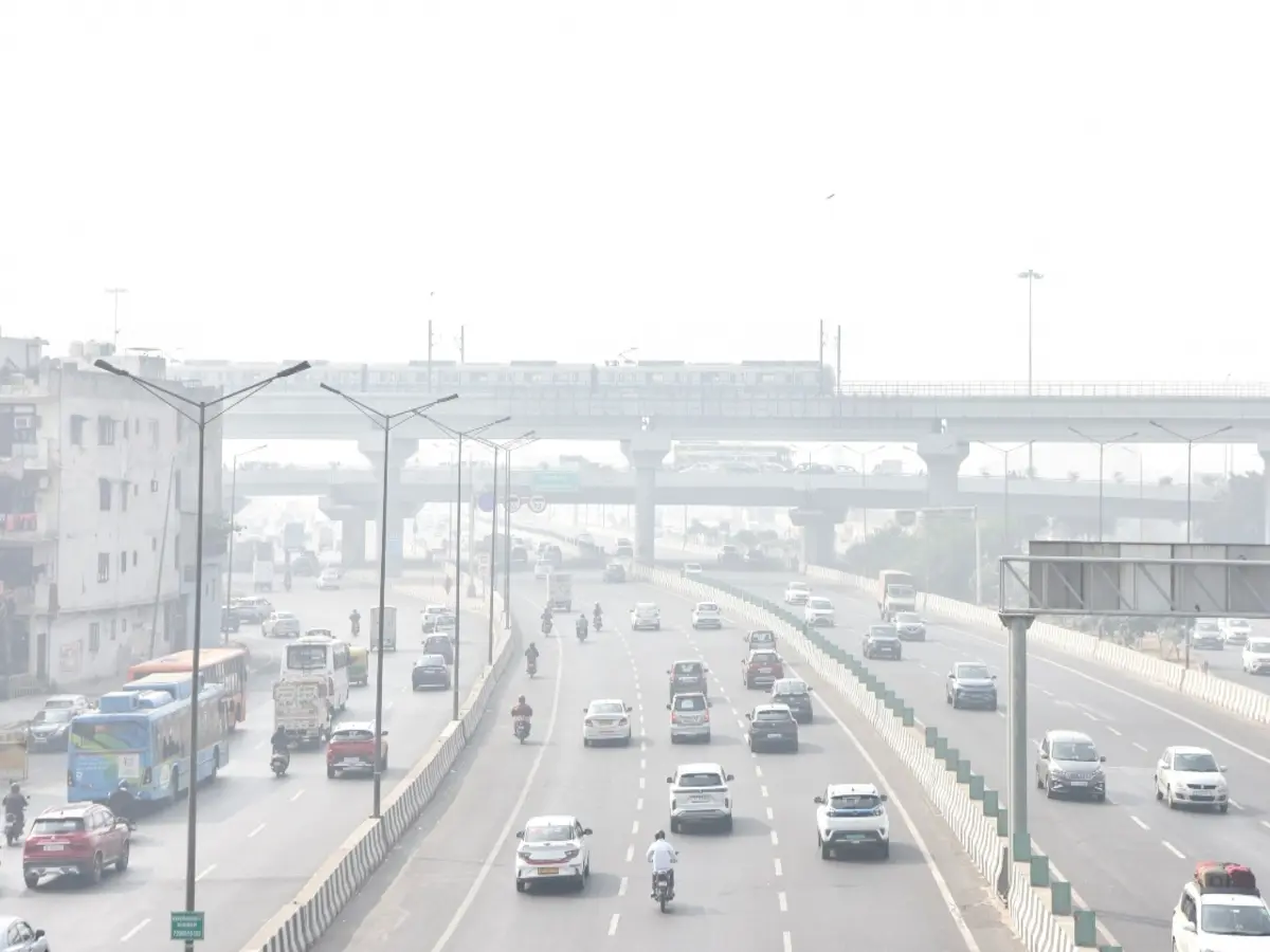 Delhi wakes up to another day of thick smog, AQI remains in 'severe ...