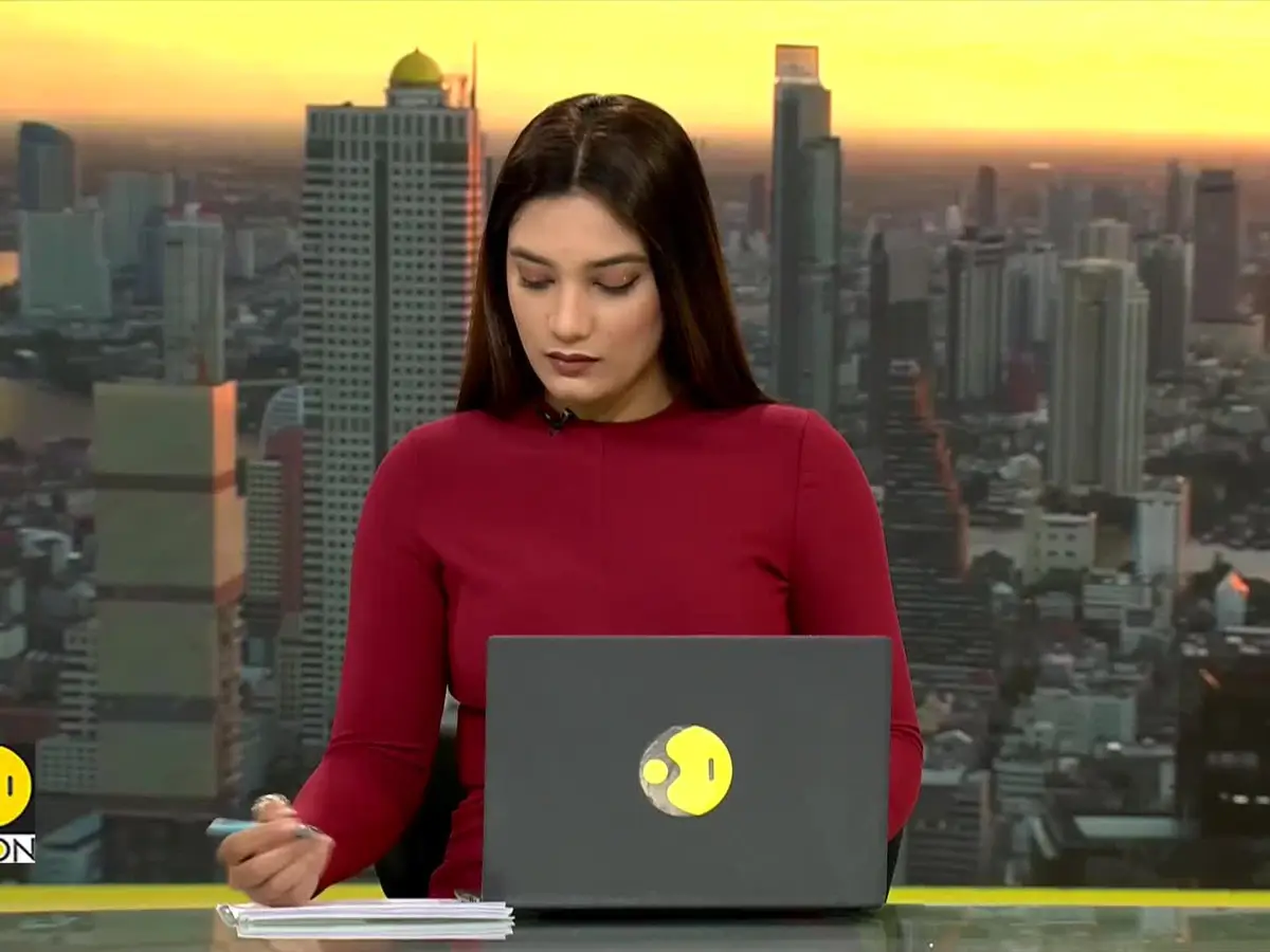 President Trump, First Lady Talk to Children Awaiting Santa's Arrival