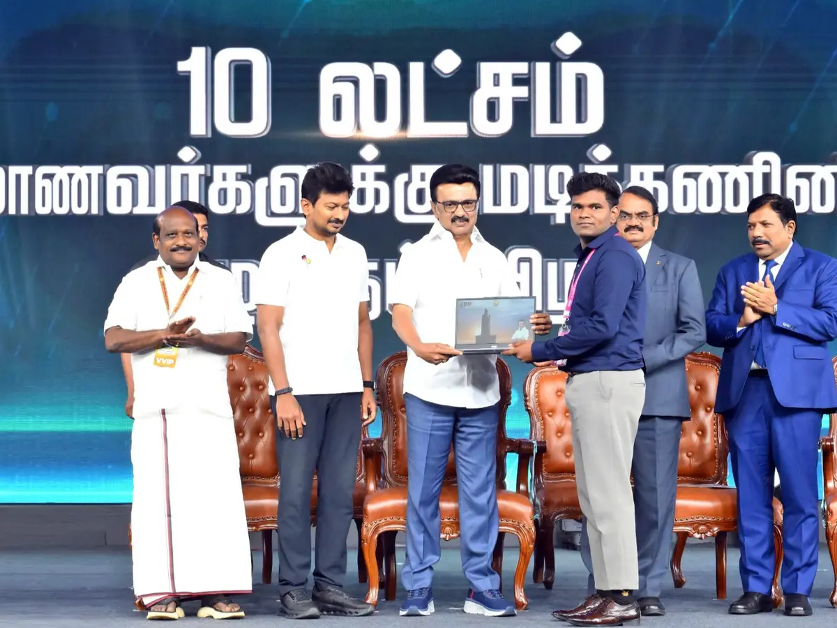Tamil Nadu starts distributing 2 million laptops to government college ...