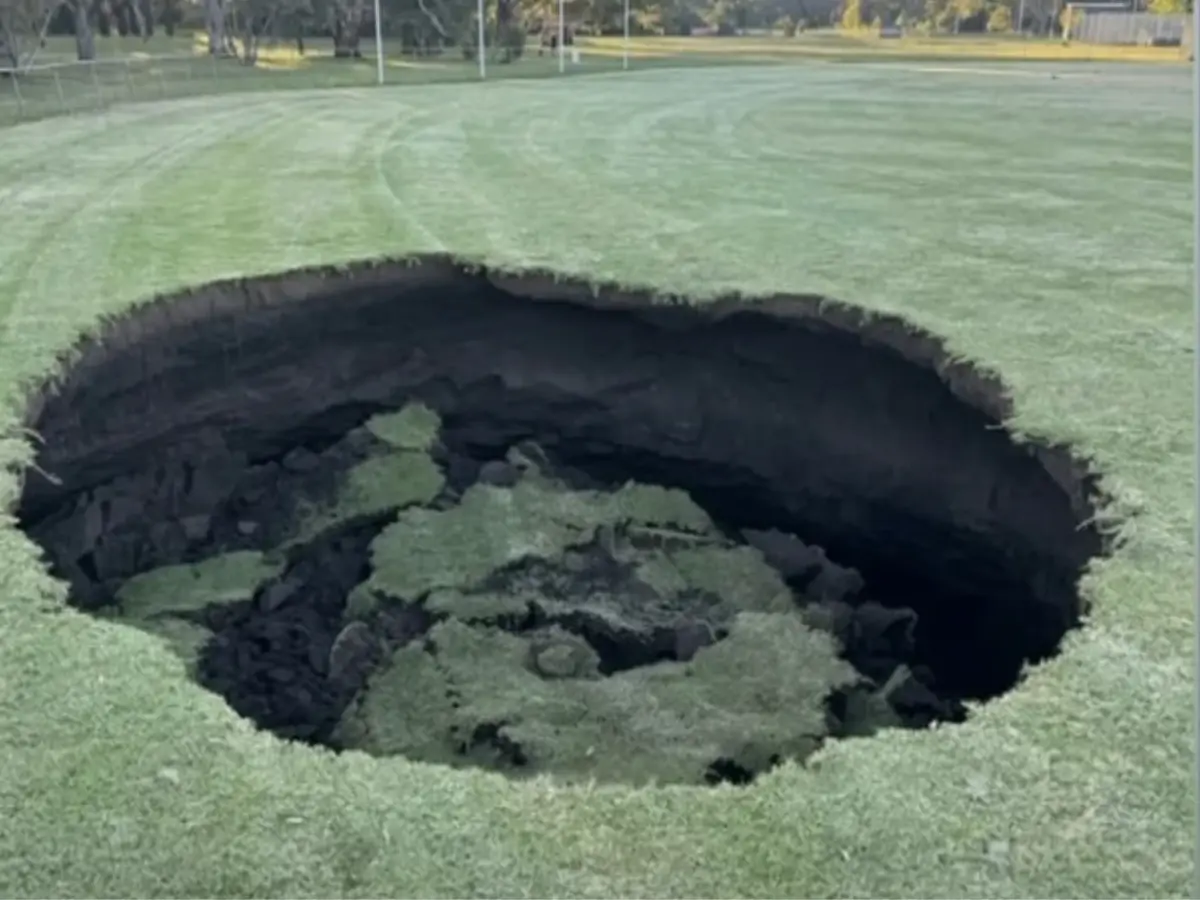 30-foot-wide sinkhole opens up in Melbourne near $26bn highway tunnel ...