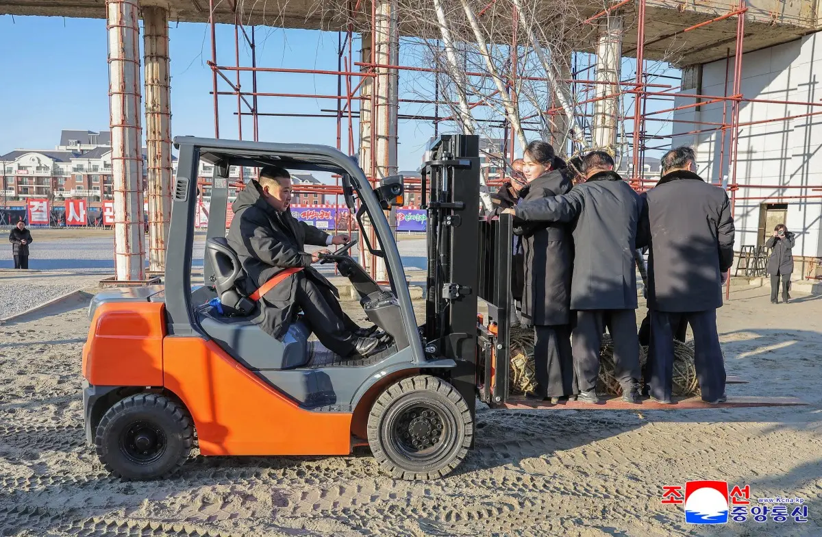 Bizarre photos show Kim Jong Un lifting daughter Ju Ae and staff on a ...