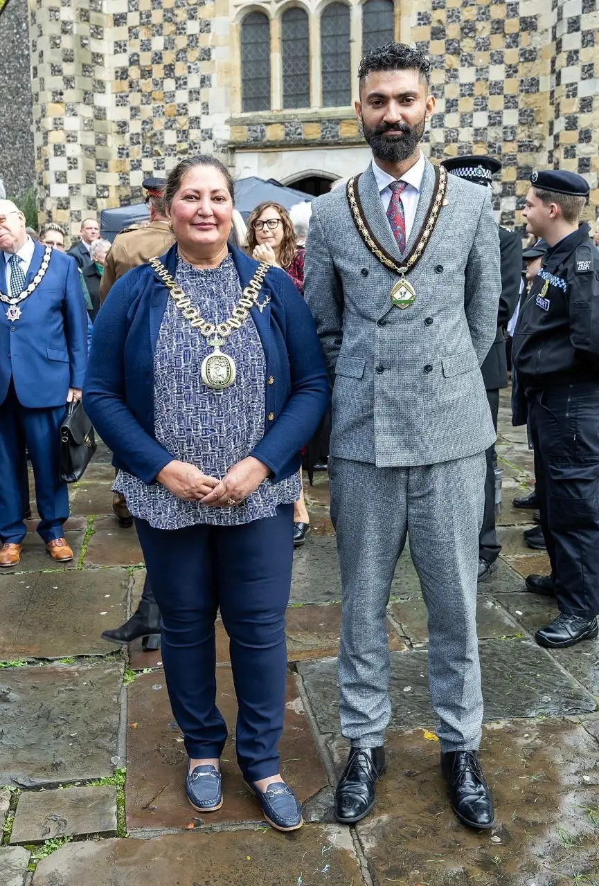 UK: Pakistani-origin former mayor ‘assists’ her son, 41, in erasing ...