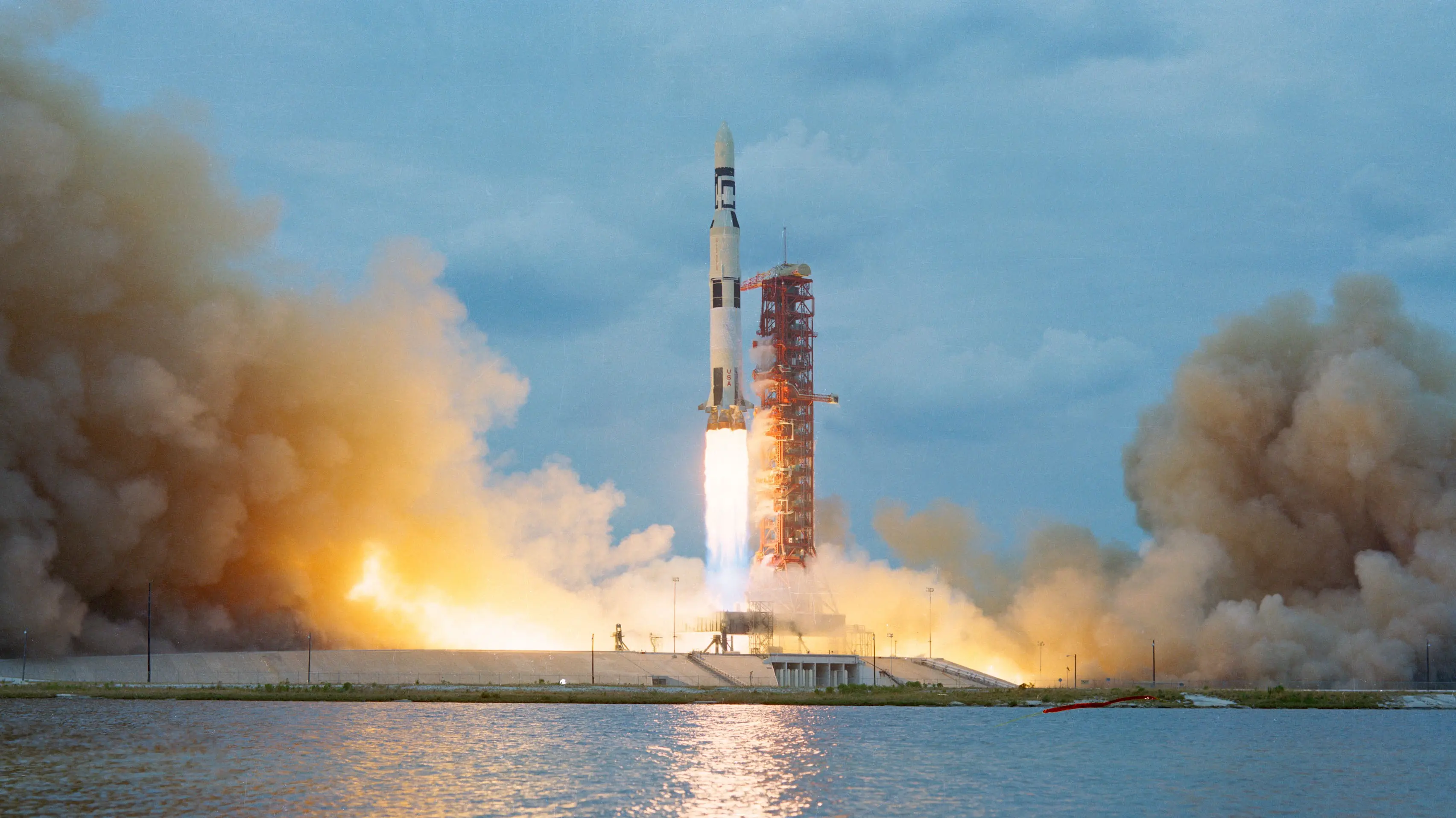 How big is the Artemis launch vehicle compared to Saturn V and Falcon ...