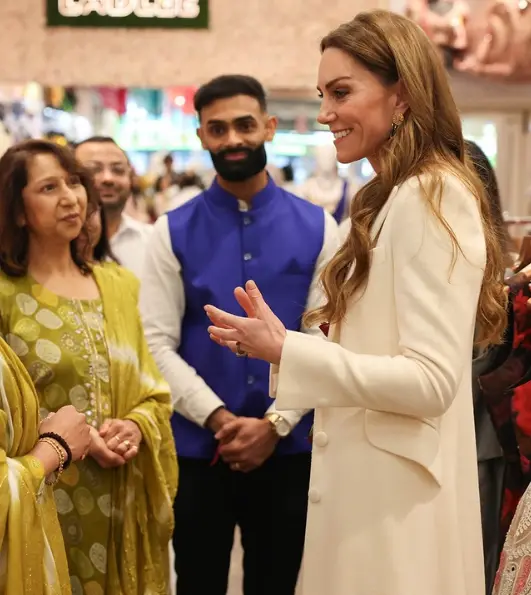 Kate Middleton joins Holi festivities, enjoys Chai, tries garba and ...
