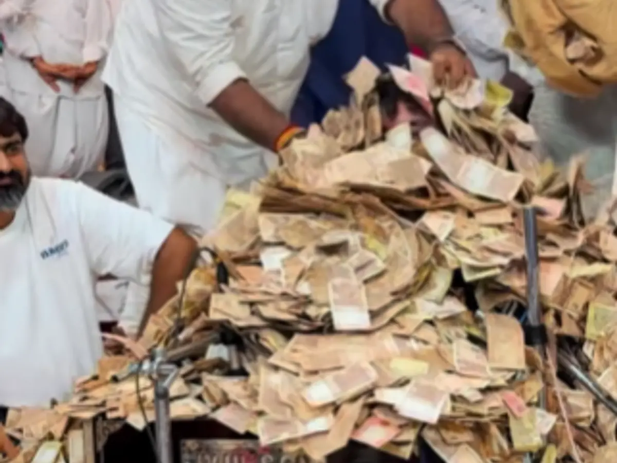 WATCH: Devotees rain bundles of notes on Gujarat bhajan singer, leave ...