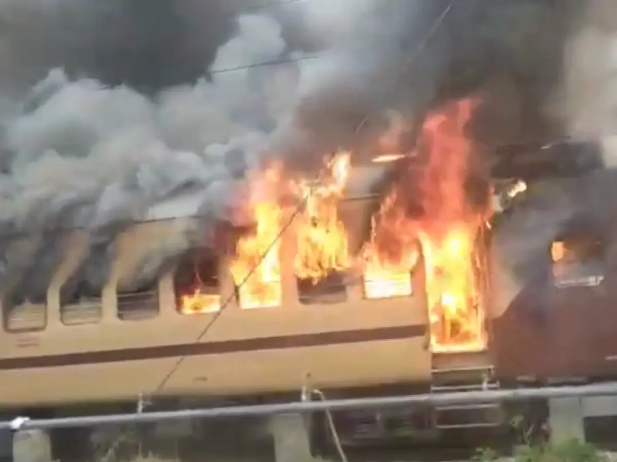 Day after fire in Rajdhani Express, blaze erupts in Patna Fast ...