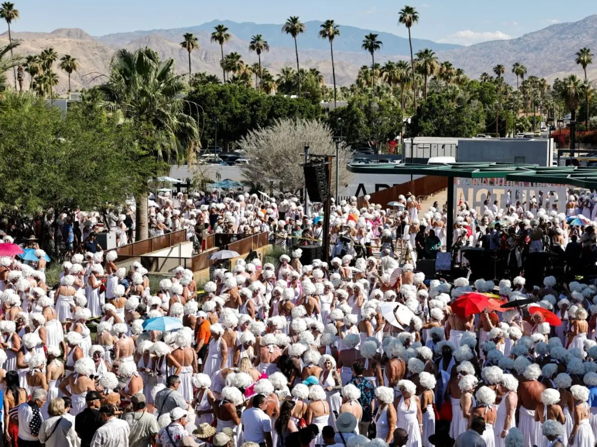 A sea of blondes: 1000 Marilyn Monroe lookalikes set staggering world ...