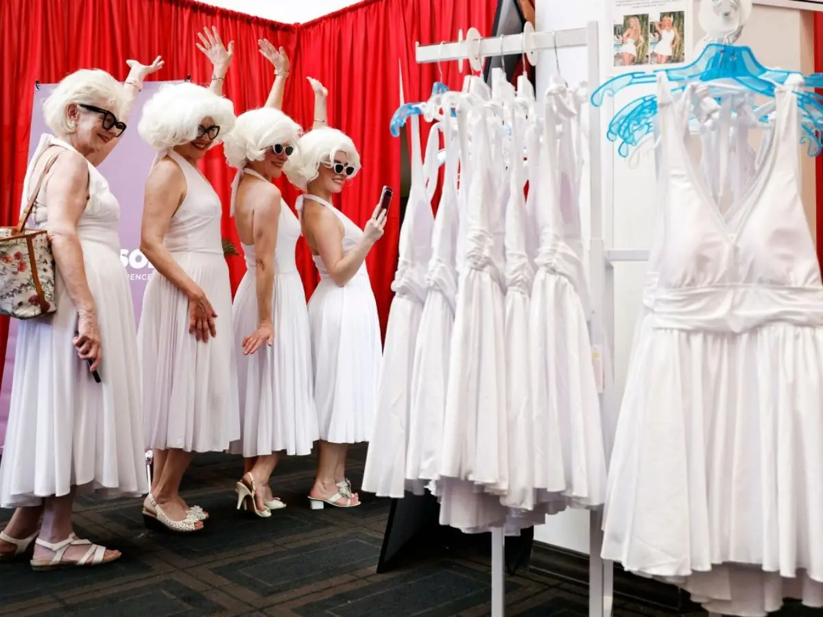 A sea of blondes: 1000 Marilyn Monroe lookalikes set staggering world ...