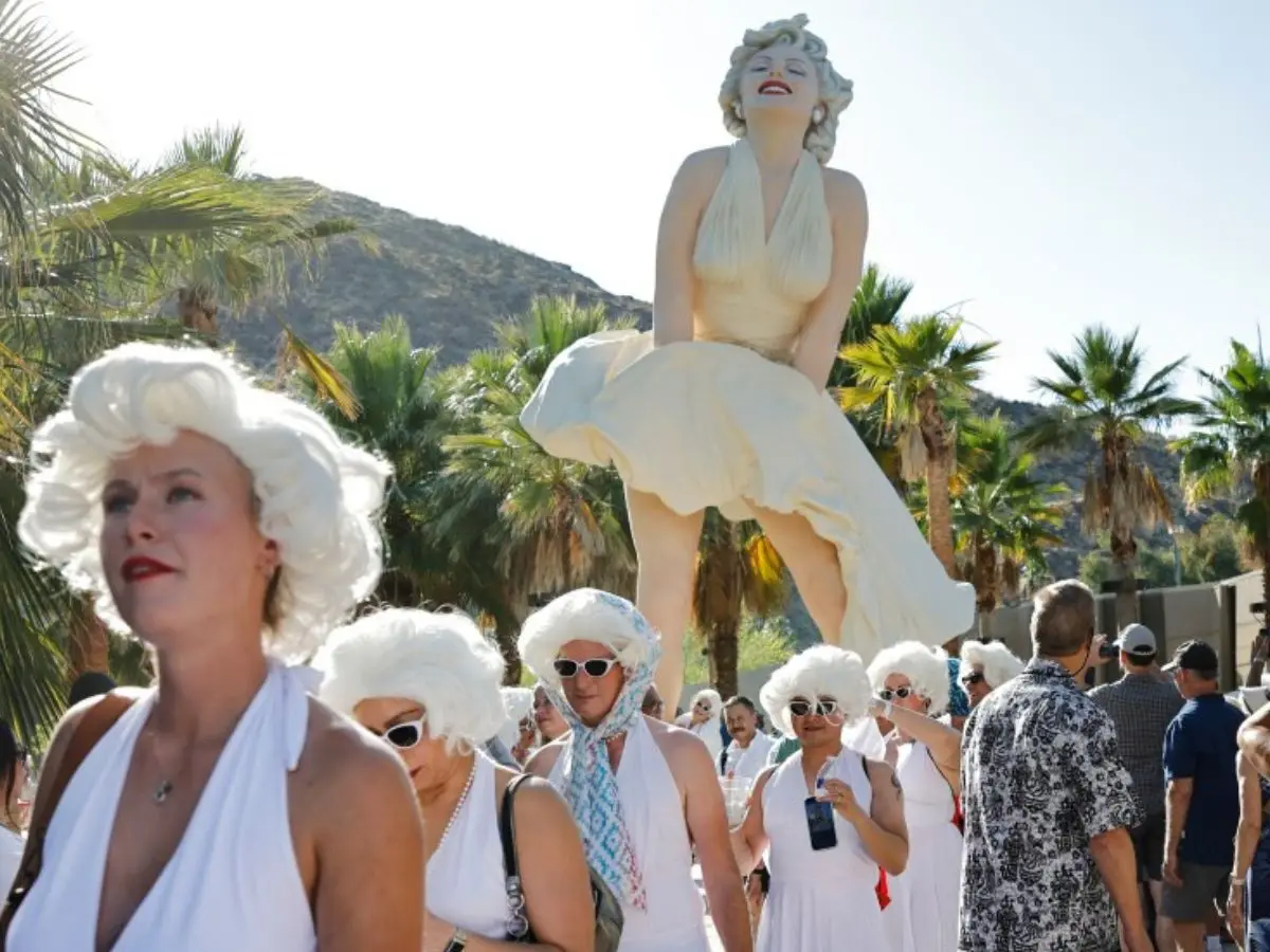 A sea of blondes: 1000 Marilyn Monroe lookalikes set staggering world ...