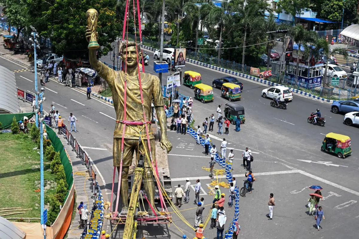 70-foot Lionel Messi statue taken down in Kolkata due to 'safety ...