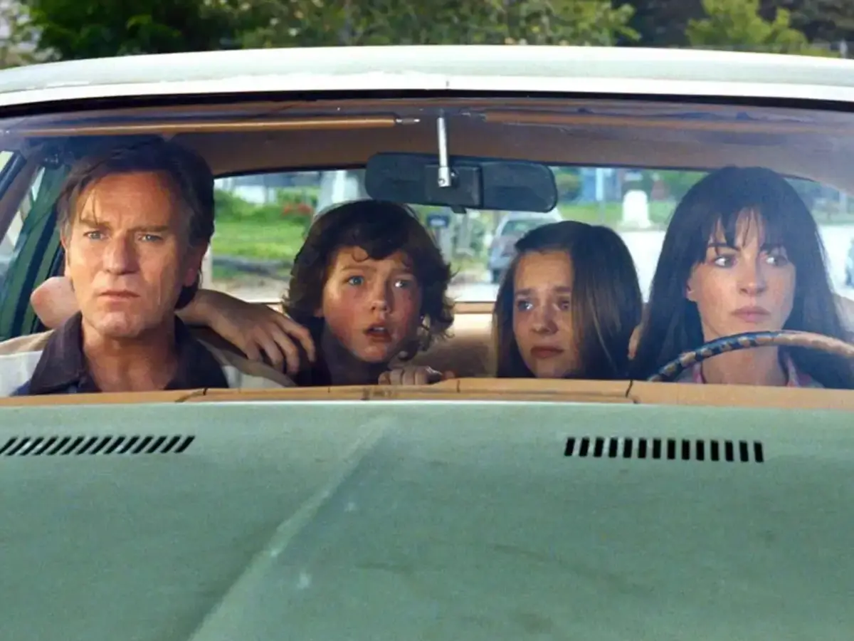 The End of Oak Street trailer: Anne Hathaway and Ewan McGregor have to ...