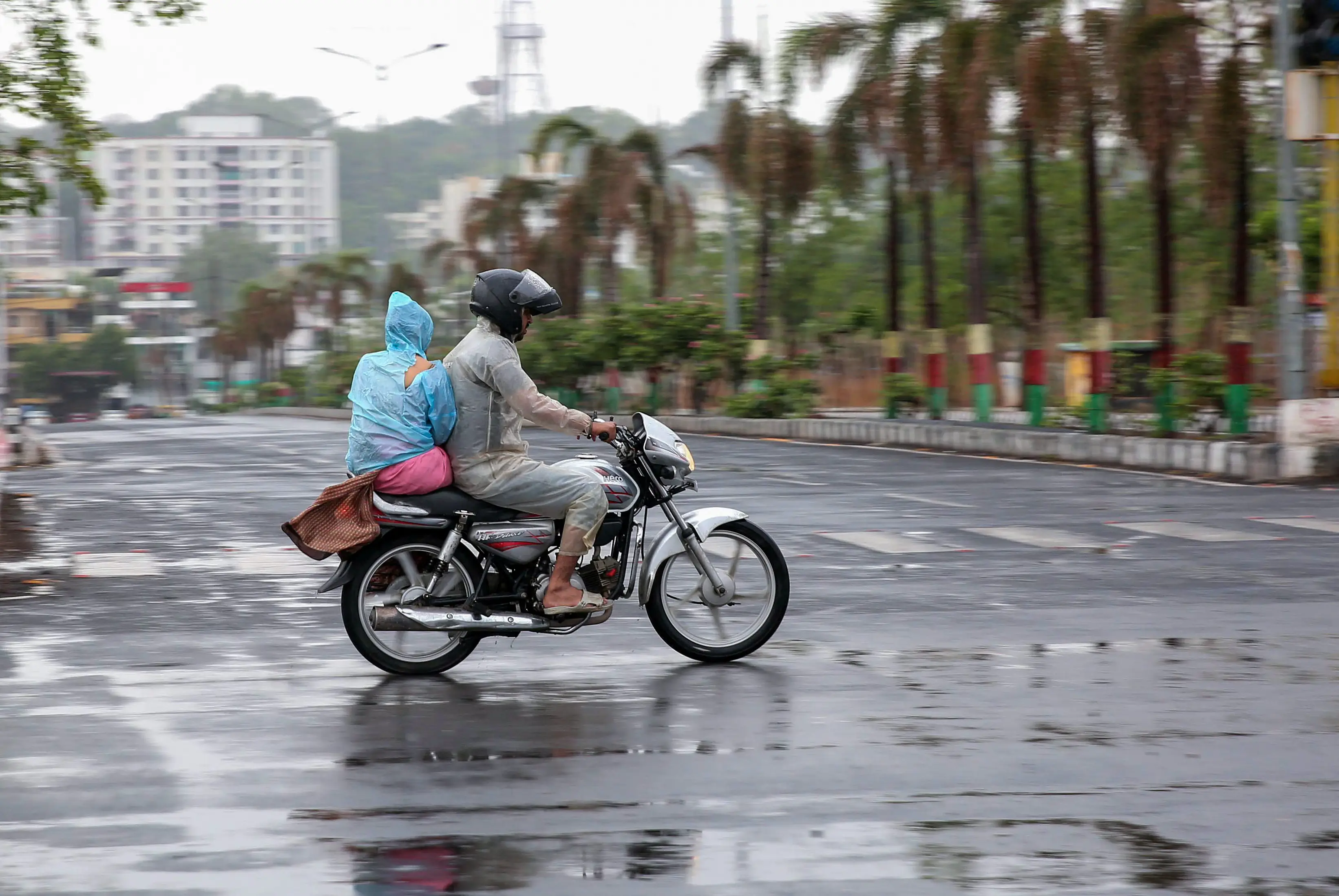Heavy rain accompanied by dust storm lashes Delhi-NCR, IMD issues alert ...