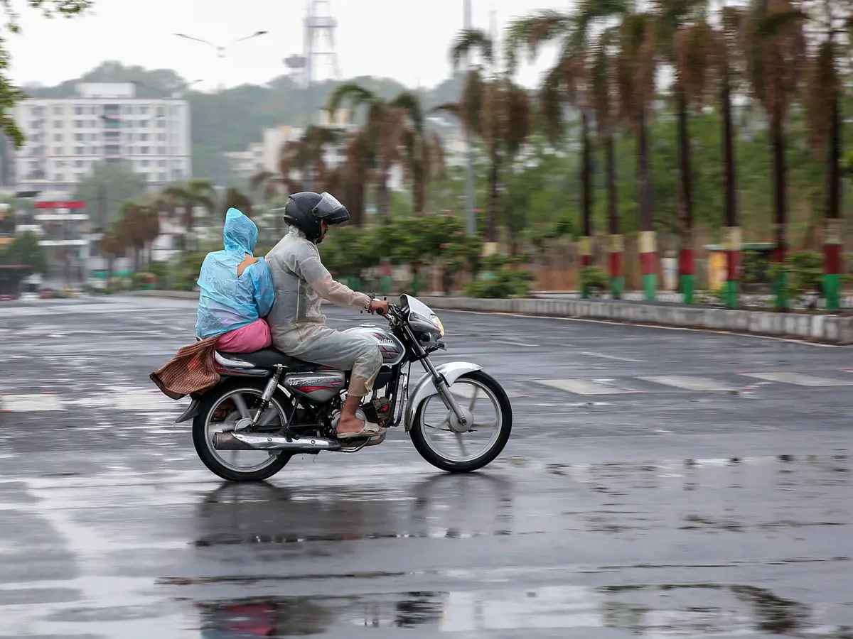 Heavy rain accompanied by dust storm lashes Delhi-NCR, IMD issues alert ...