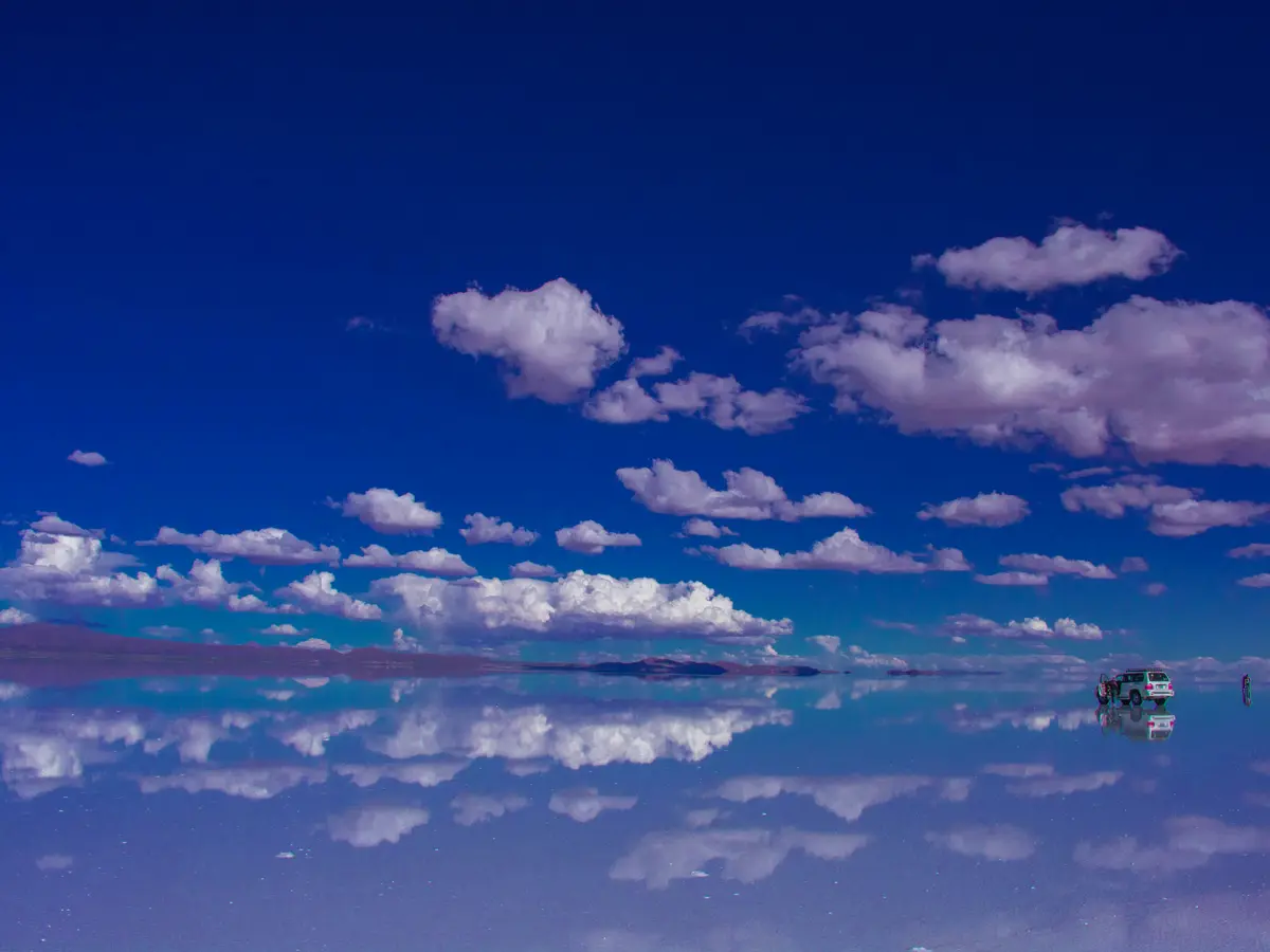 Why is this lake called the world's largest mirror?